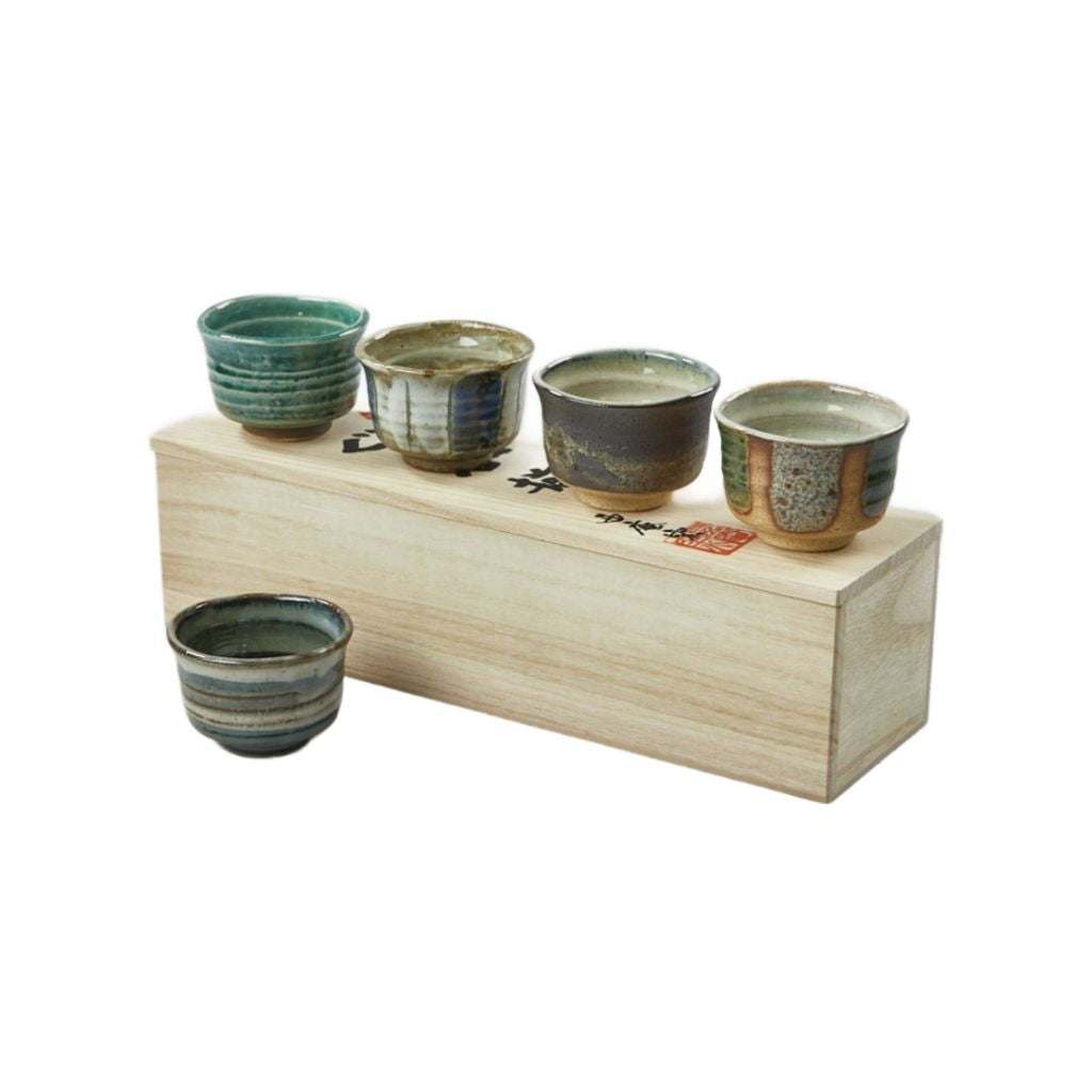 Sæt med 5 farvede sake kopper fra Japan| Find dem hos Yeschef – Yeschef